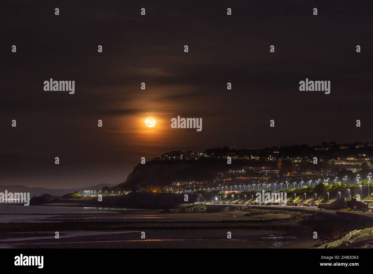 Full moon over Colwyn Bay at night, North Wales coast Stock Photo - Alamy