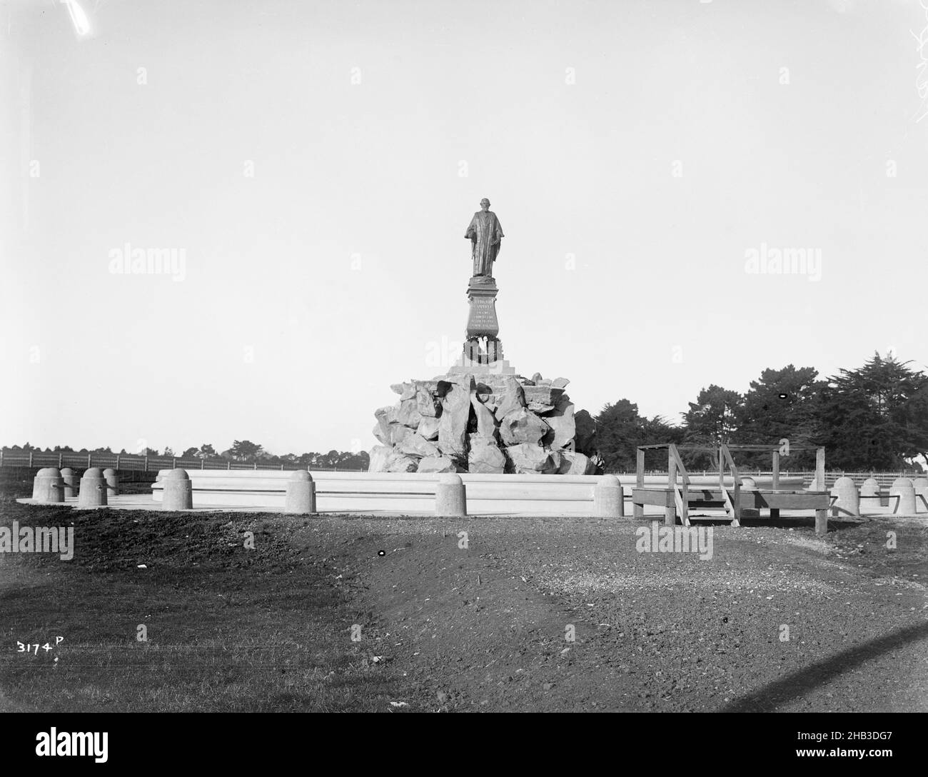 [Sir John Logan Campbell's Statue, Cornwall Park], Muir & Moodie studio ...