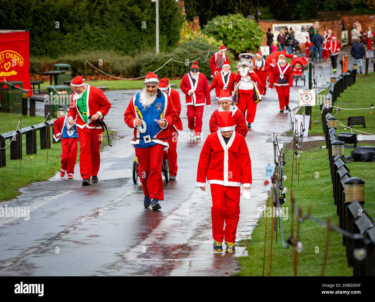 Crowd of santas hi-res stock photography and images - Alamy