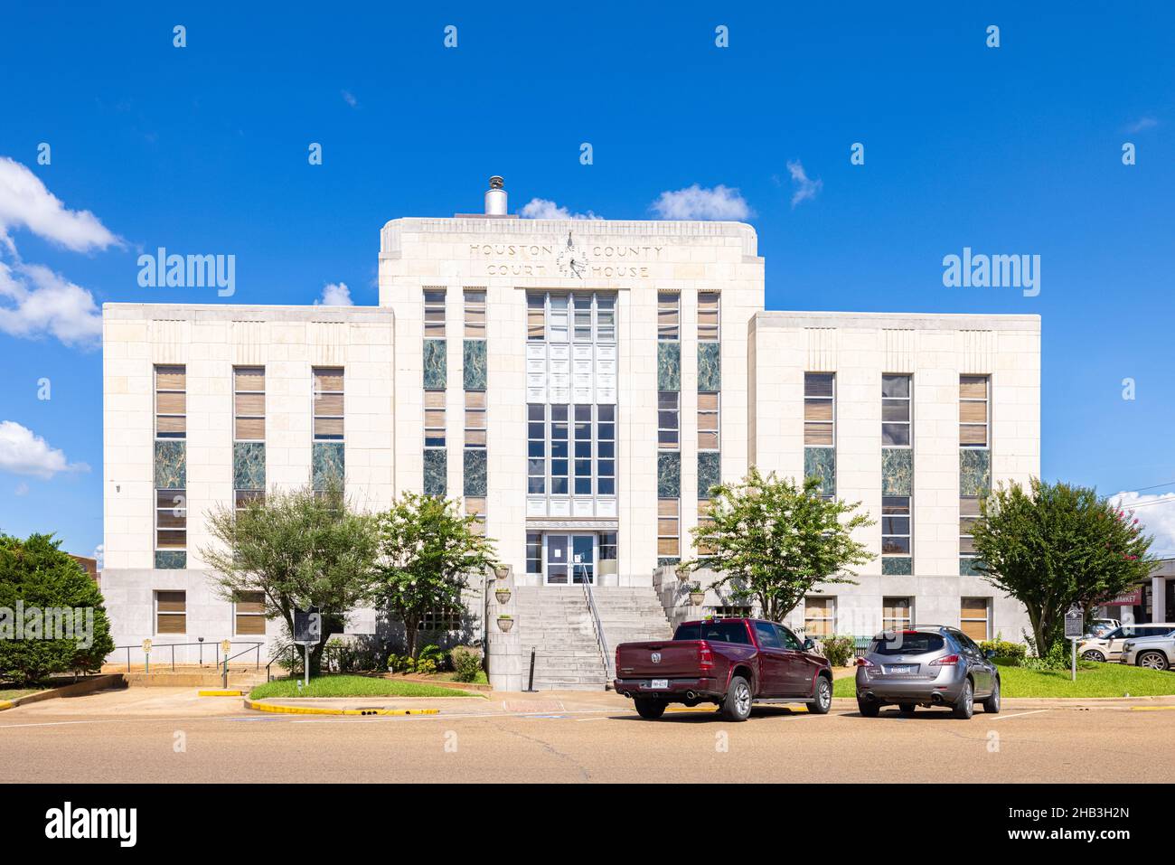 Crockett, Texas, USA - June 30, 2021: The Houston County Courthouse ...