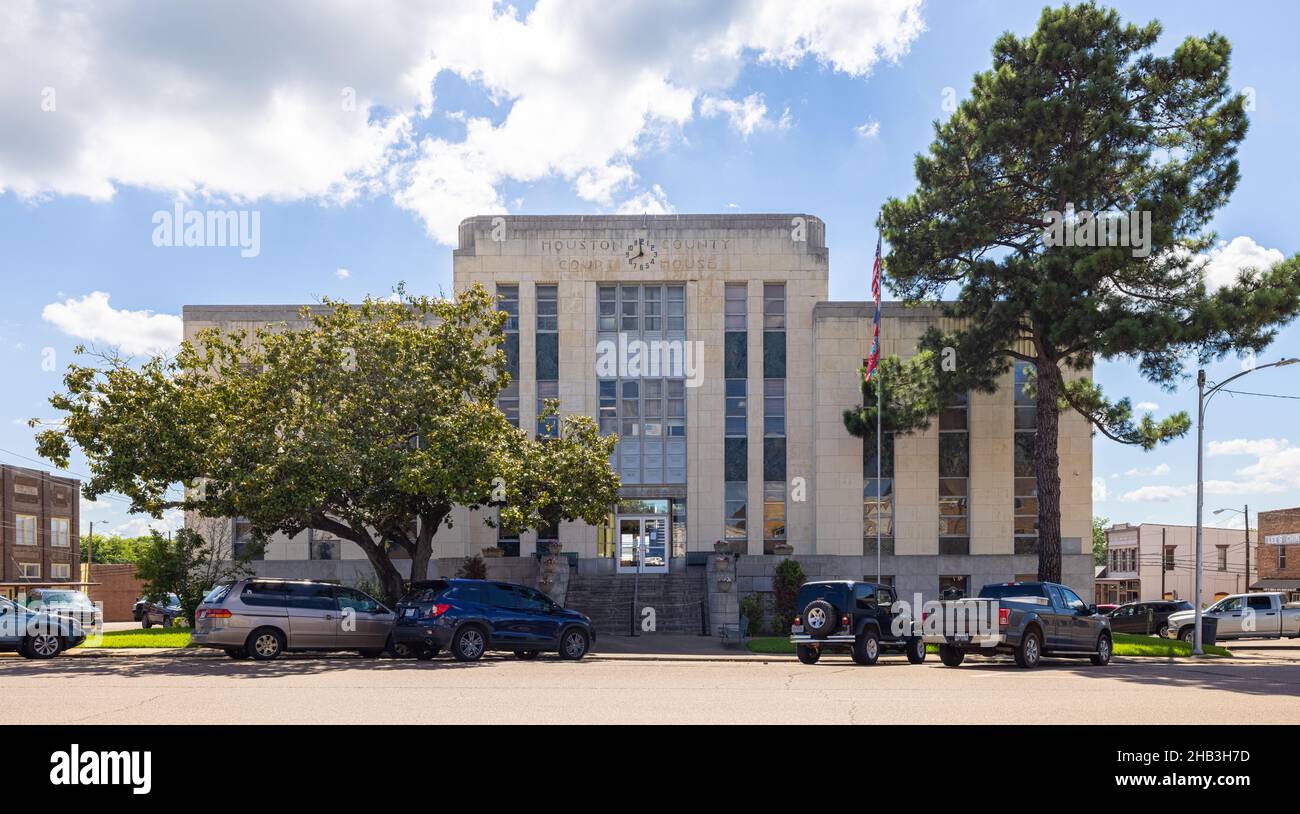 Crockett, Texas, USA - June 30, 2021: The Houston County Courthouse ...
