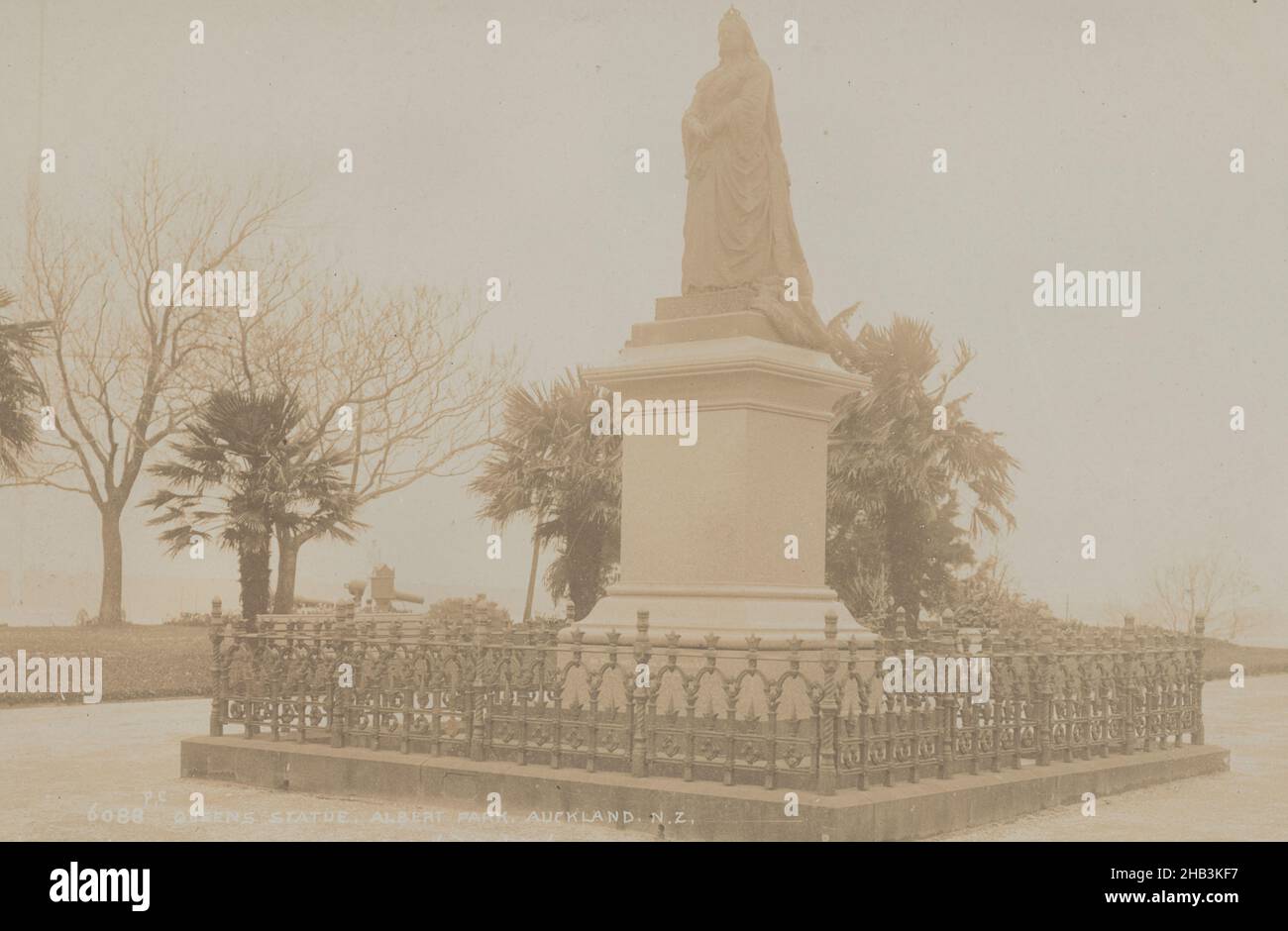 Auckland queens statue hi-res stock photography and images - Alamy