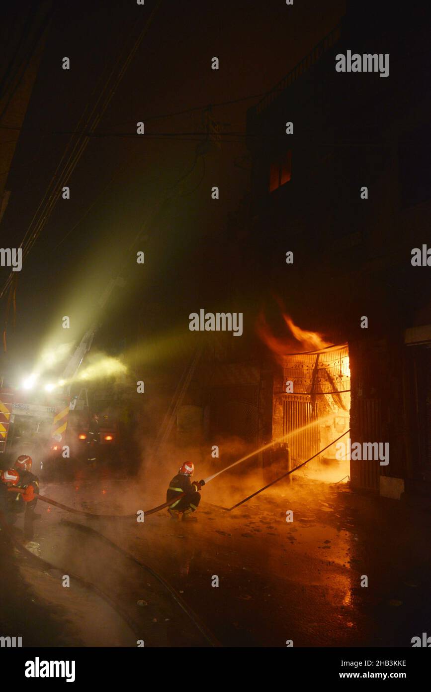 Lahore, Pakistan. 15th Dec, 2021. Pakistani rescue 1122 Firefighters ...