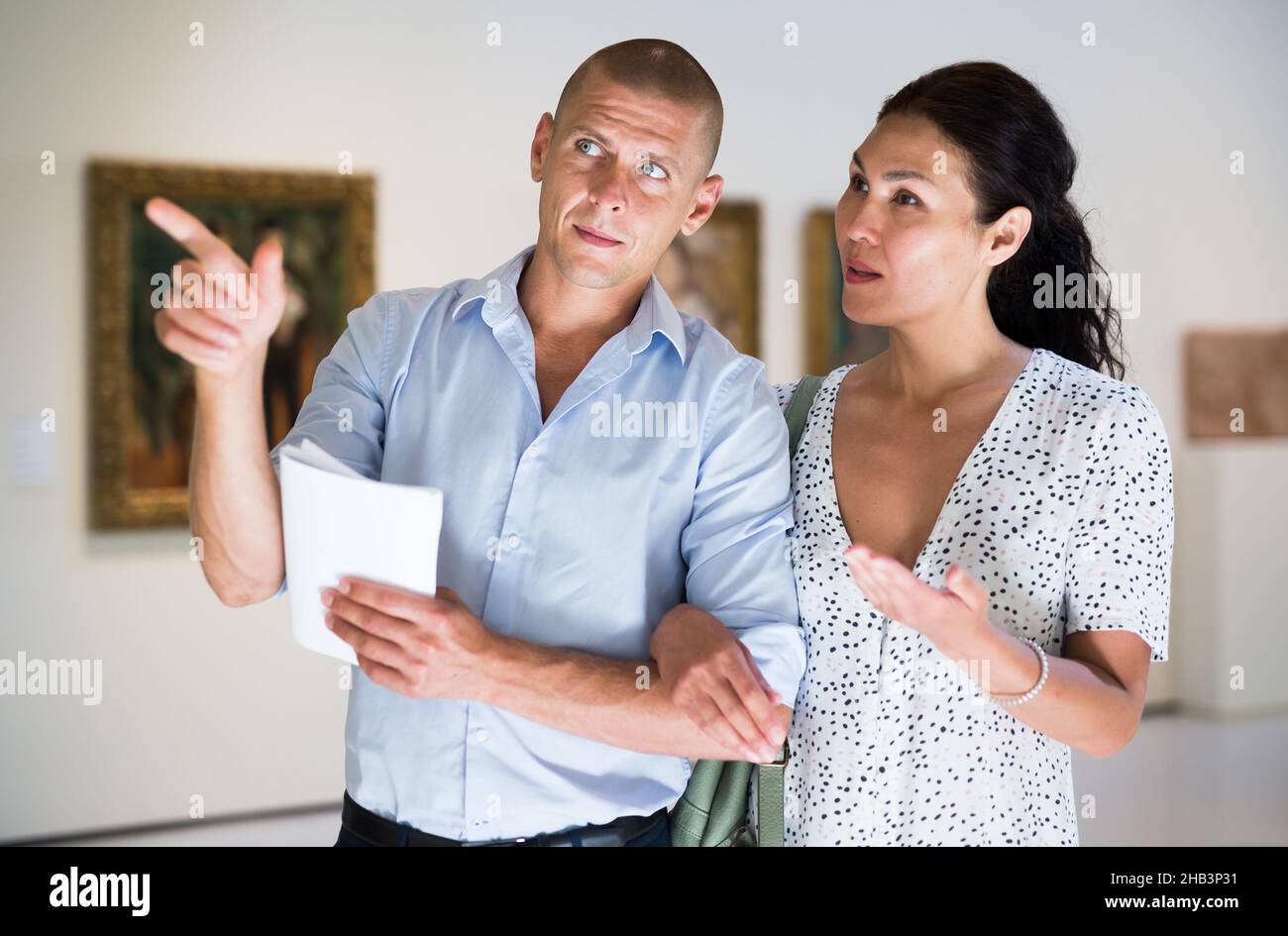 couple admiring art work Stock Photo - Alamy