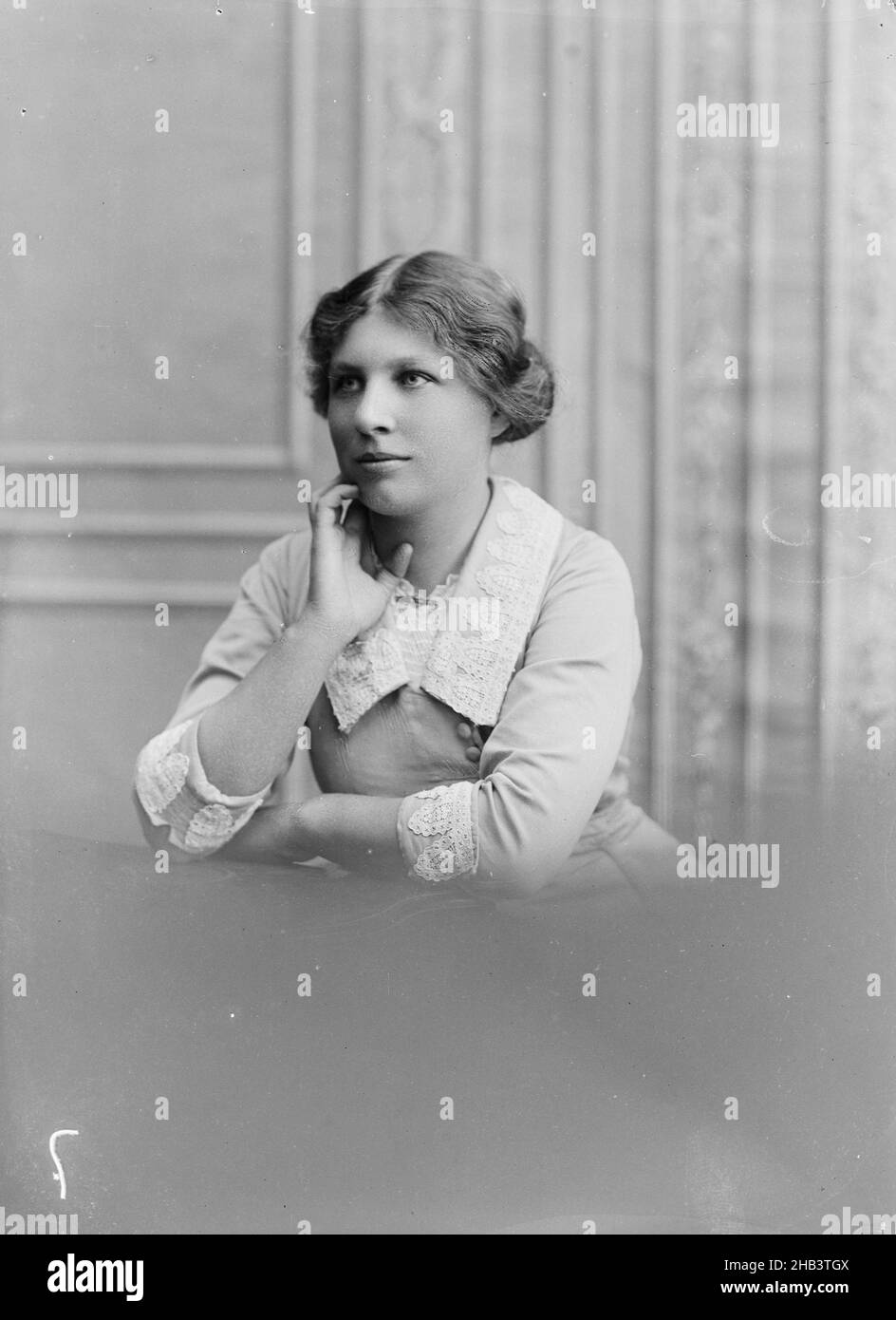 Draper, Mrs 6 lov, Berry & Co, circa 1920, Wellington Stock Photo - Alamy