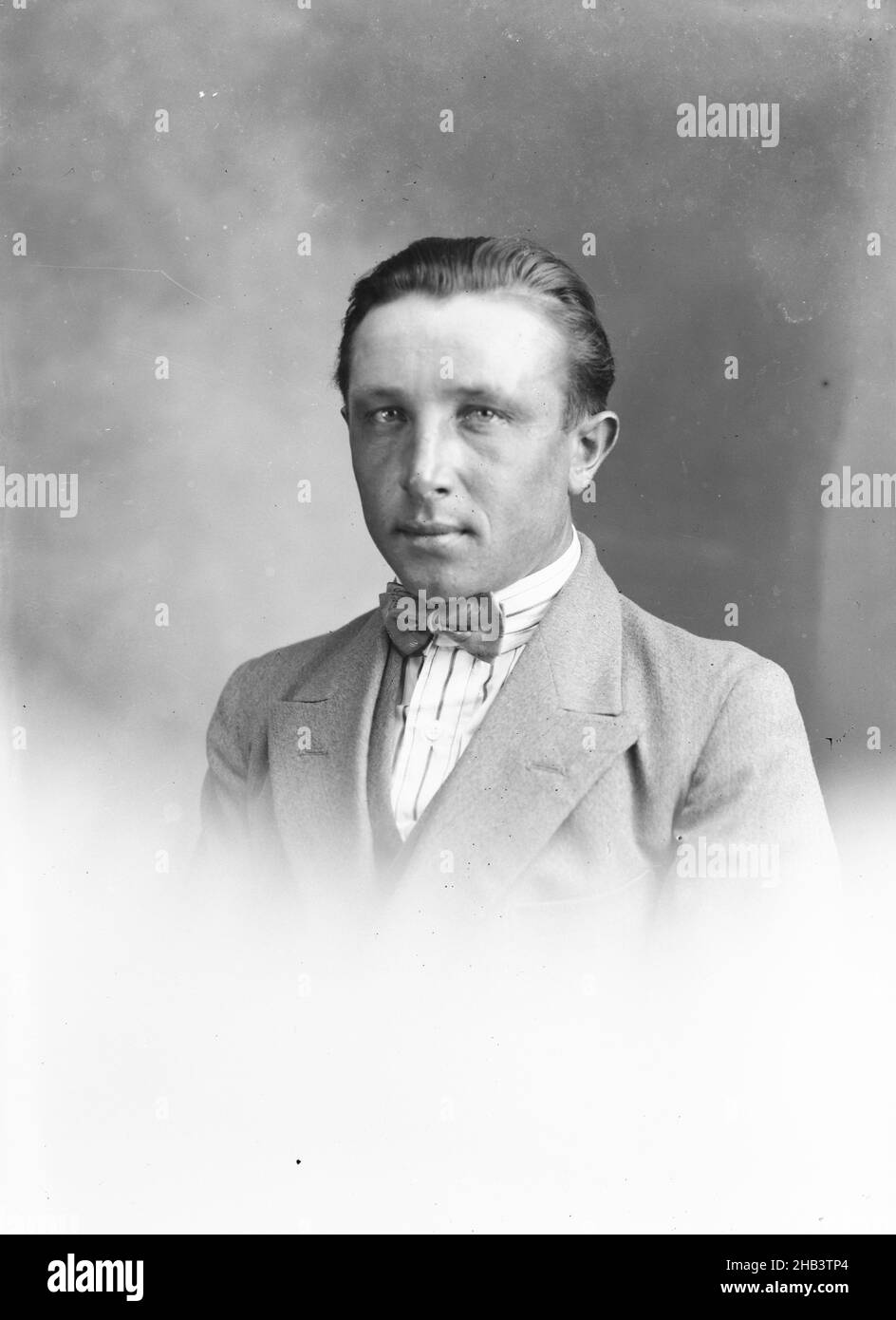 1920s man with bow tie hi-res stock photography and images - Alamy