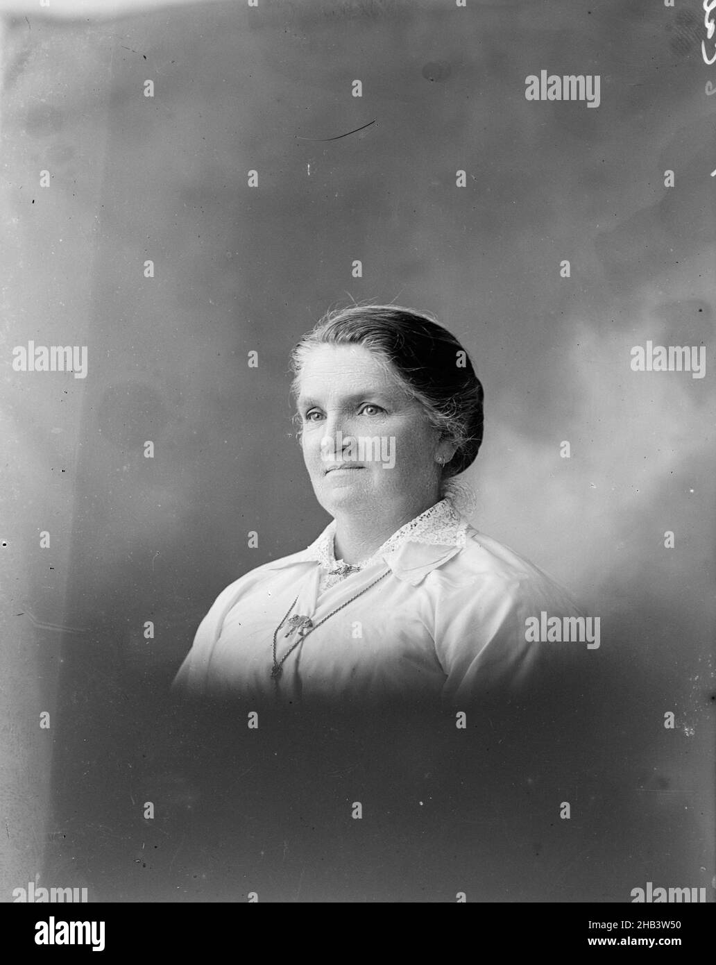 Mrs Cooper 6 PC 6 cab, Berry & Co, circa 1920, Wellington Stock Photo ...