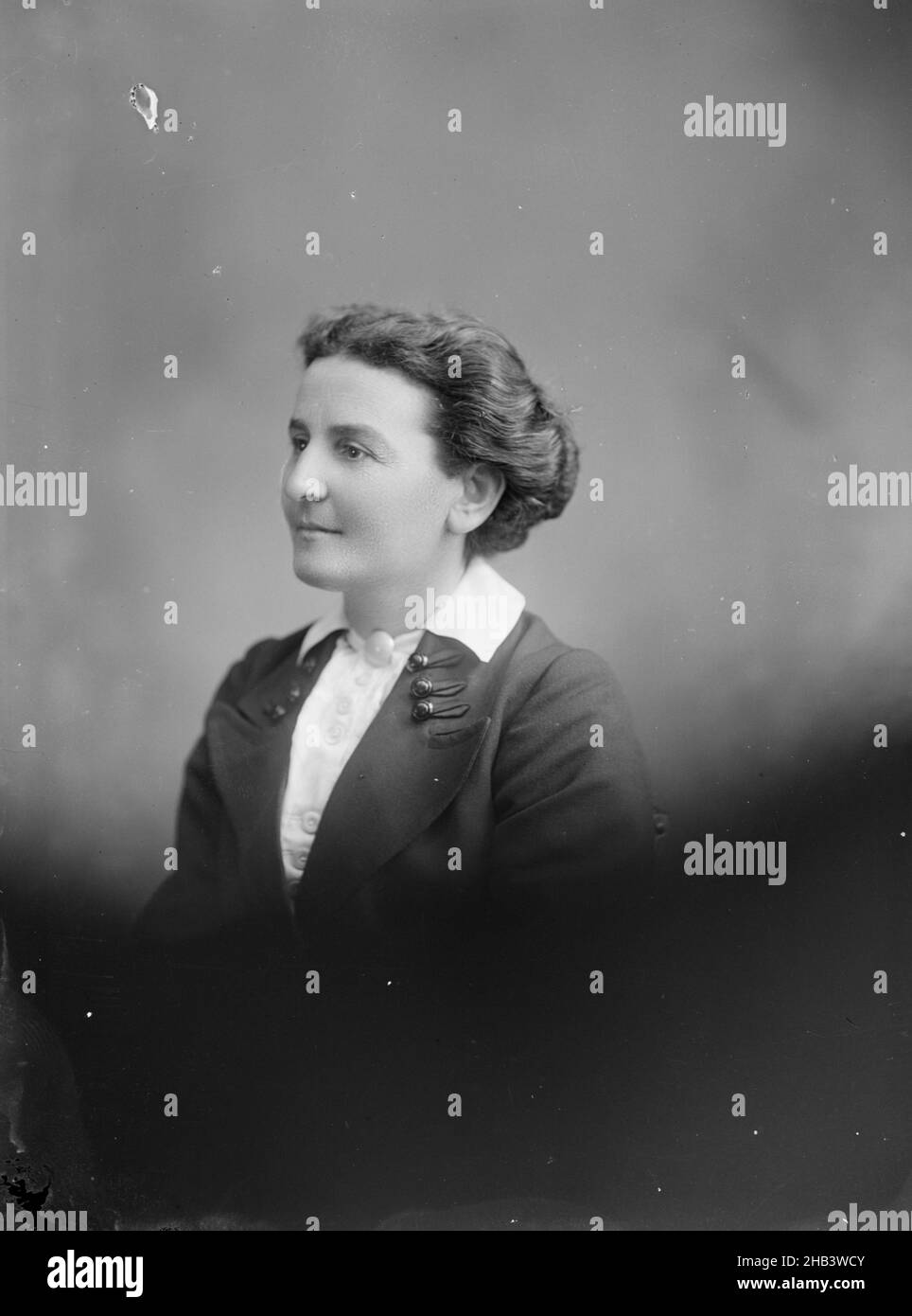 HW Hill Mrs, Berry & Co, photography studio, circa 1920, Wellington ...