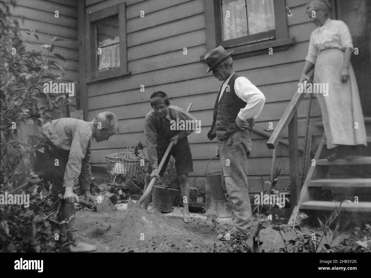 [E kari i te mara - digging a garden], William Saunderson Cooper ...