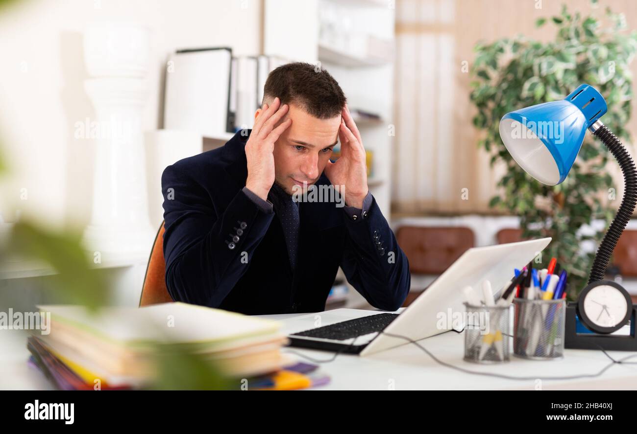 Angry male manager experiencing emotions in office Stock Photo - Alamy