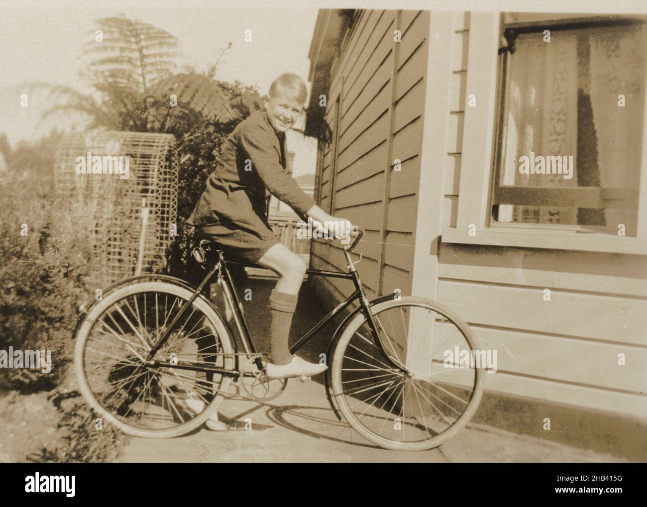 Eric Cooper at 66 Bourke St. P.N., William Saunderson Cooper, 1910s ...