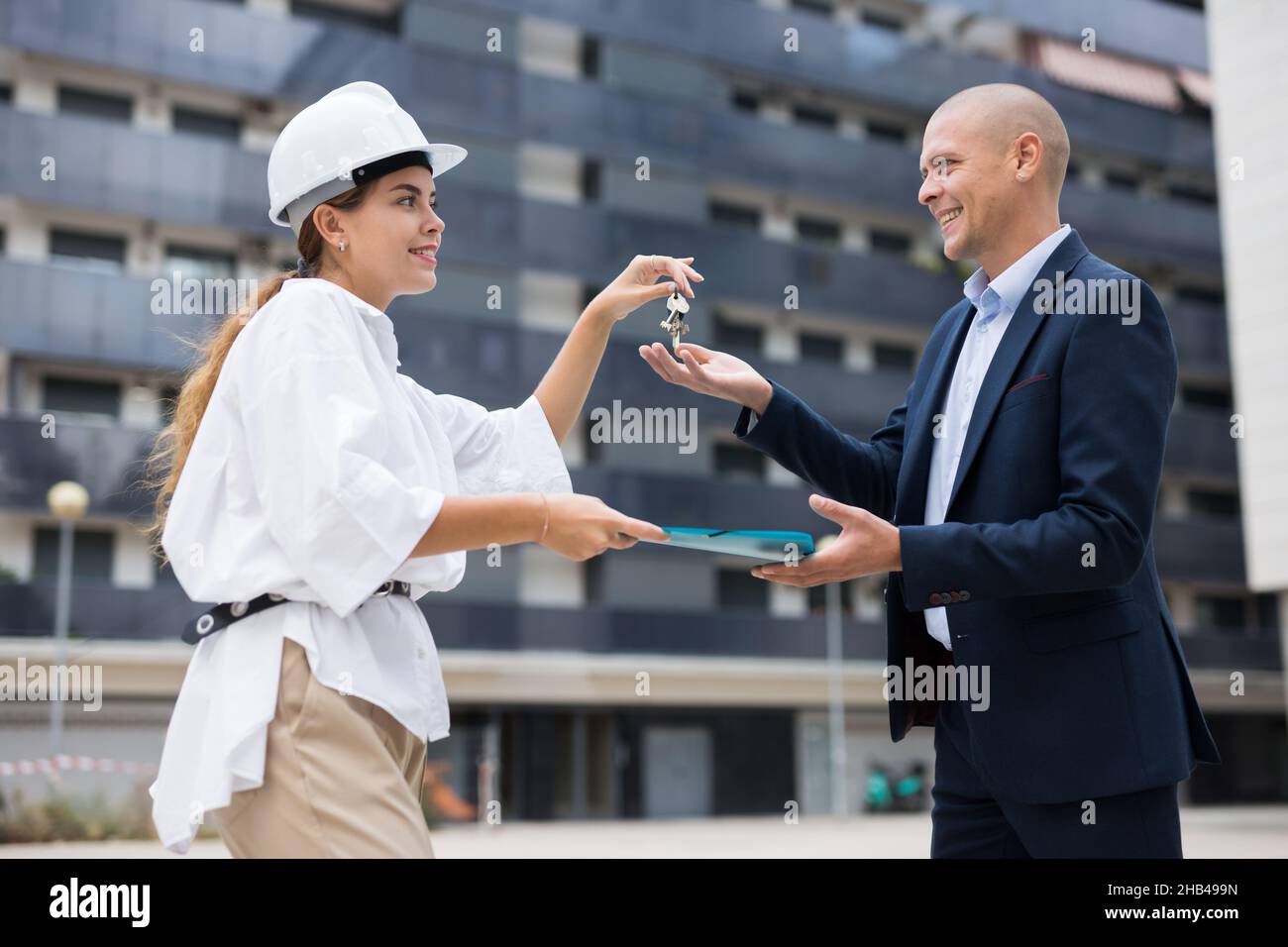 Giving keys female manager hi-res stock photography and images - Alamy