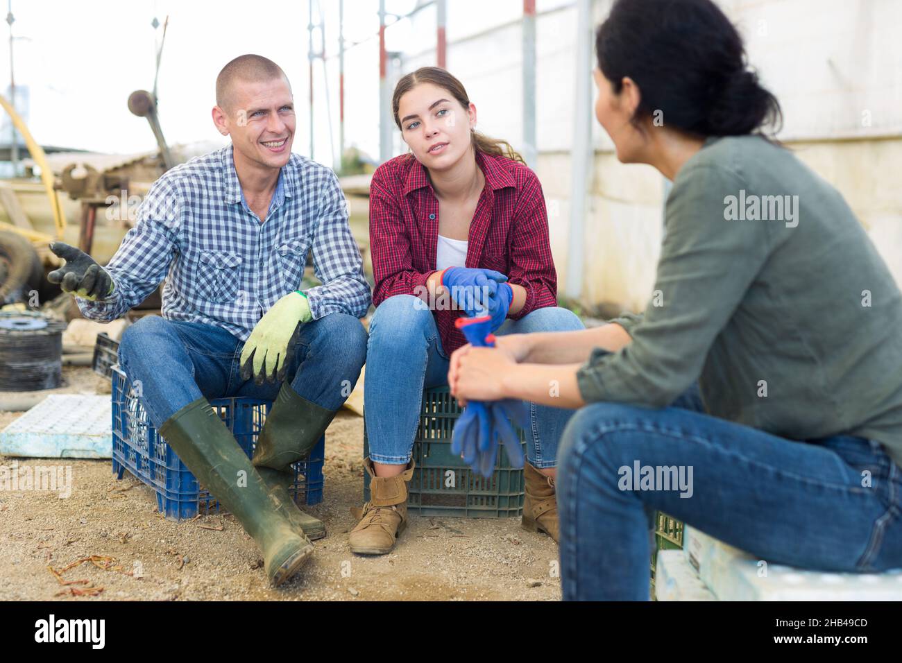 Three workers talking Stock Photo - Alamy