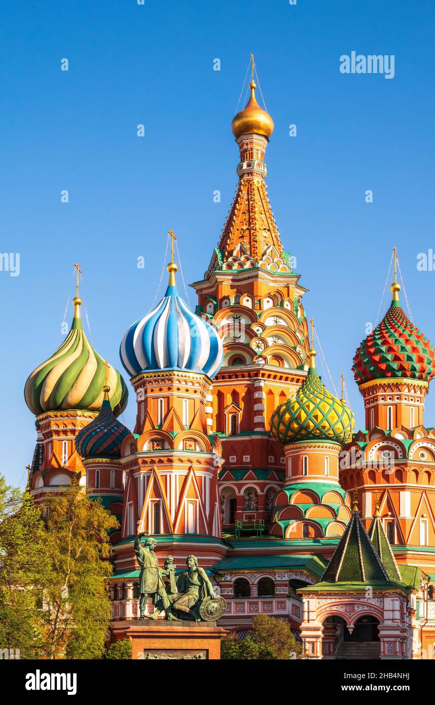 St. Basil's Cathedral on Red Square in Moscow on blue sky background ...