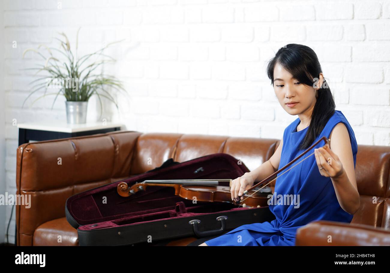 Female asian violinist hi-res stock photography and images - Alamy