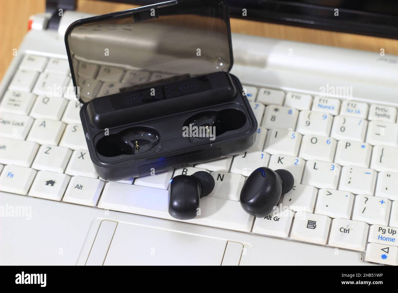 True wireless stereo hi-res stock photography and images - Alamy
