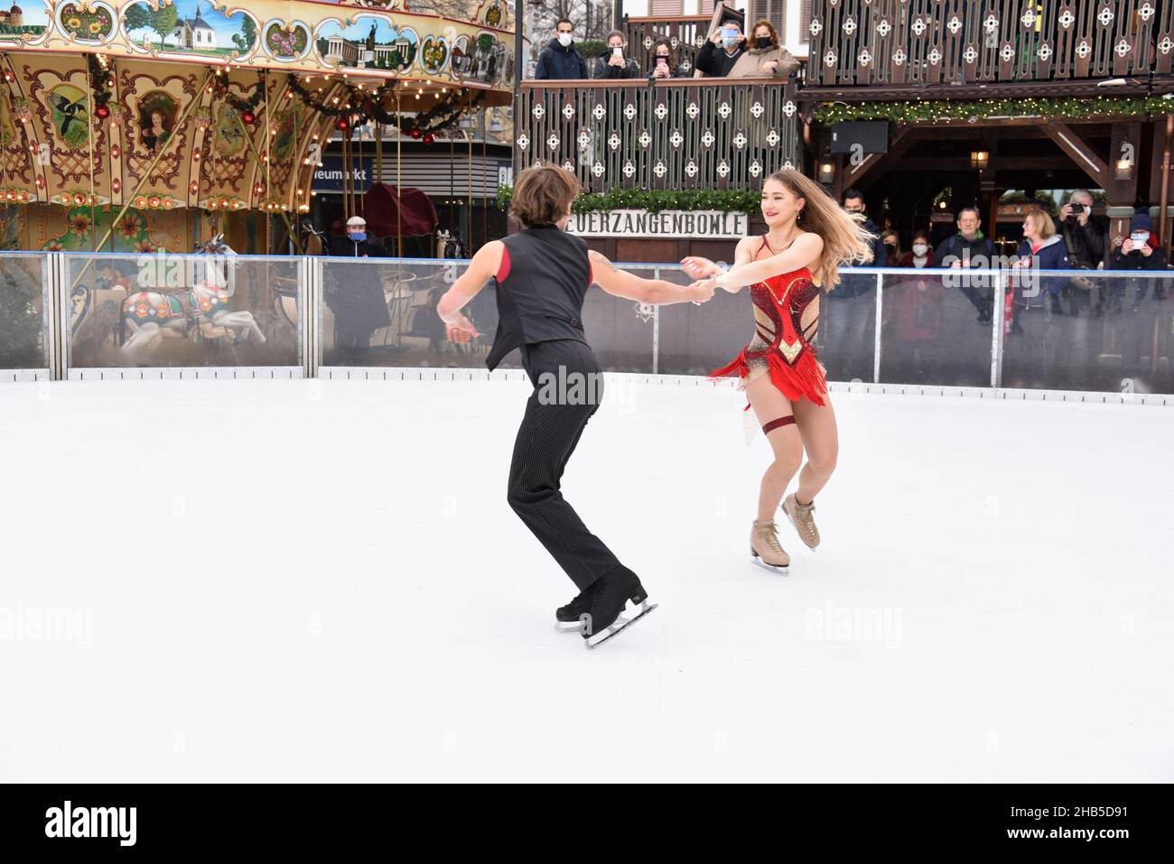 Cologne, Germany. 16th Dec, 2021. The ice dancing couple Katharina ...