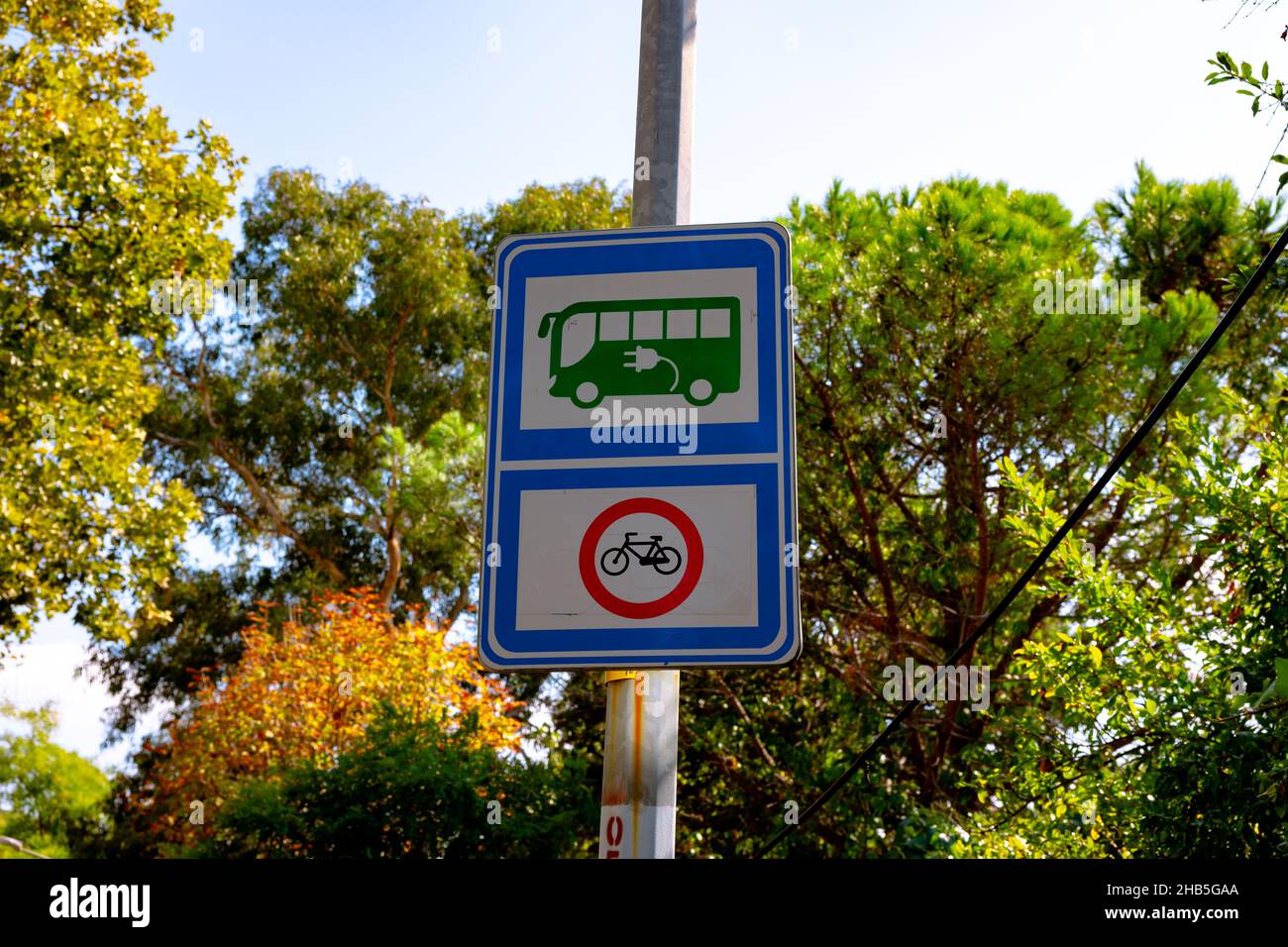 Electric bus sign. Electric bus sign on the pole. Carbon net zero ...