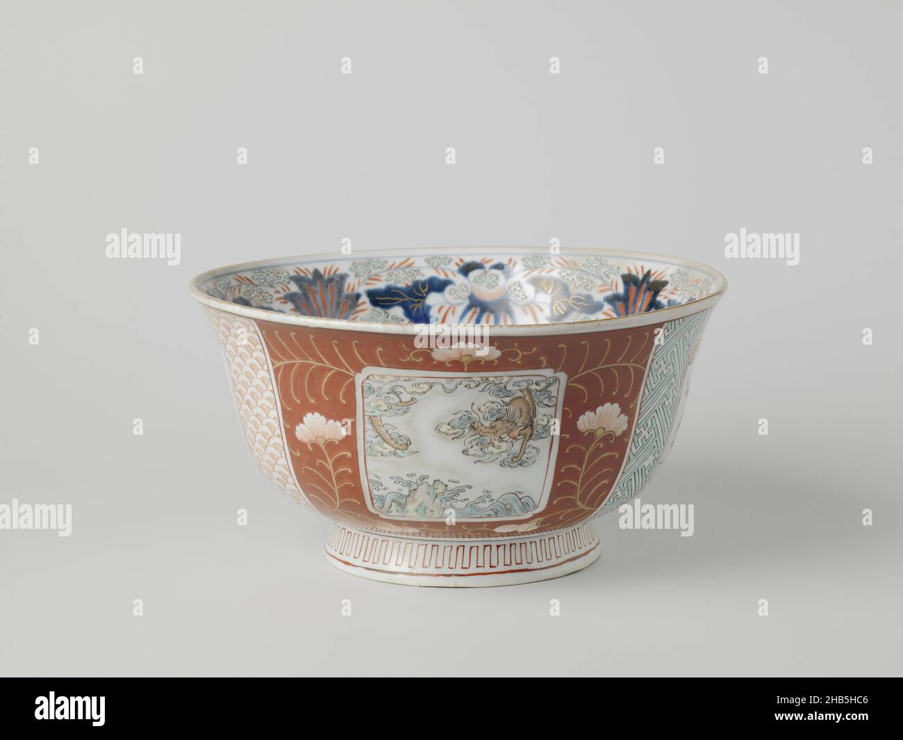 Three clawed cloud dragon hi-res stock photography and images - Alamy