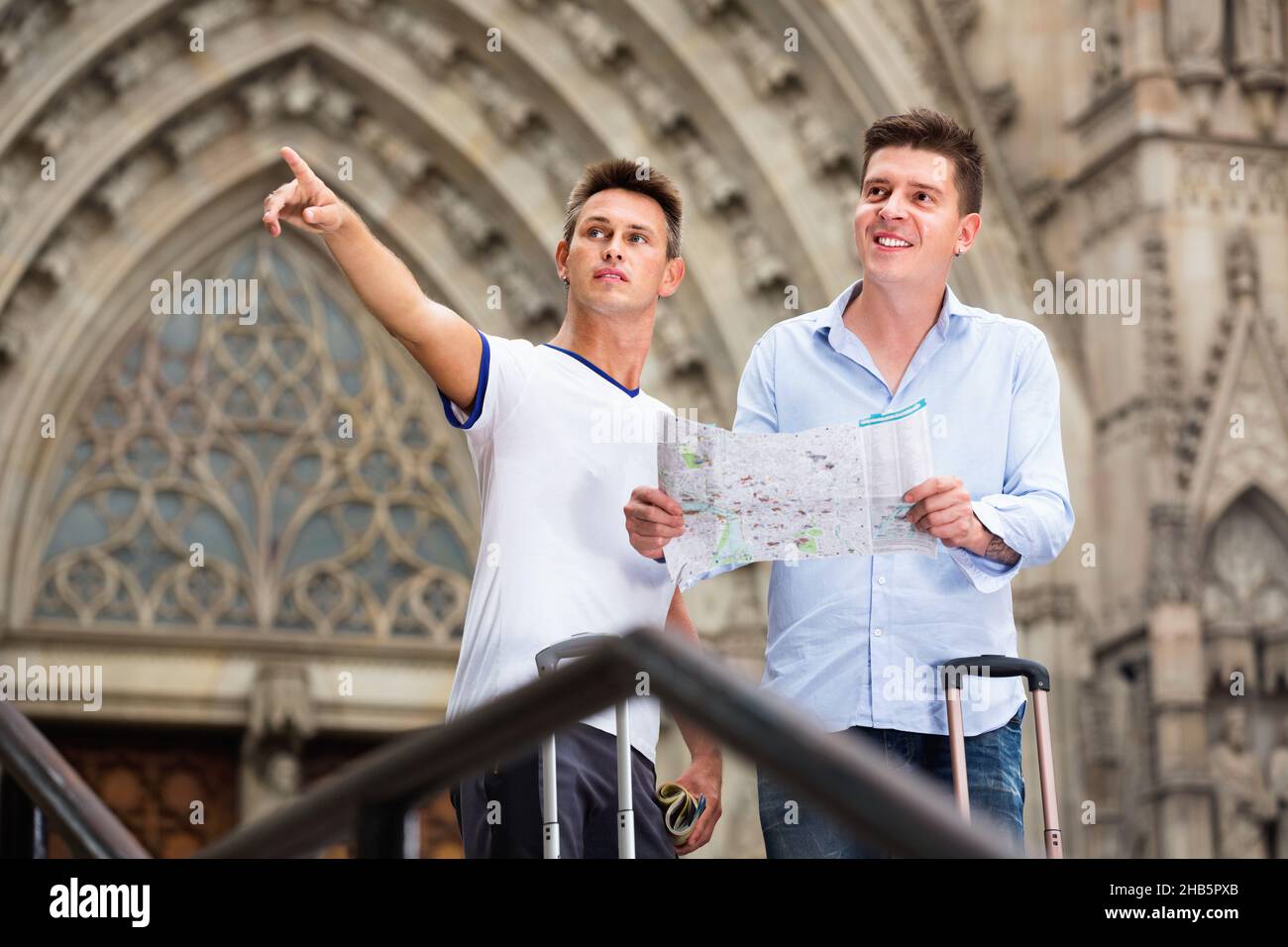 Guys couple looking at the map Stock Photo - Alamy