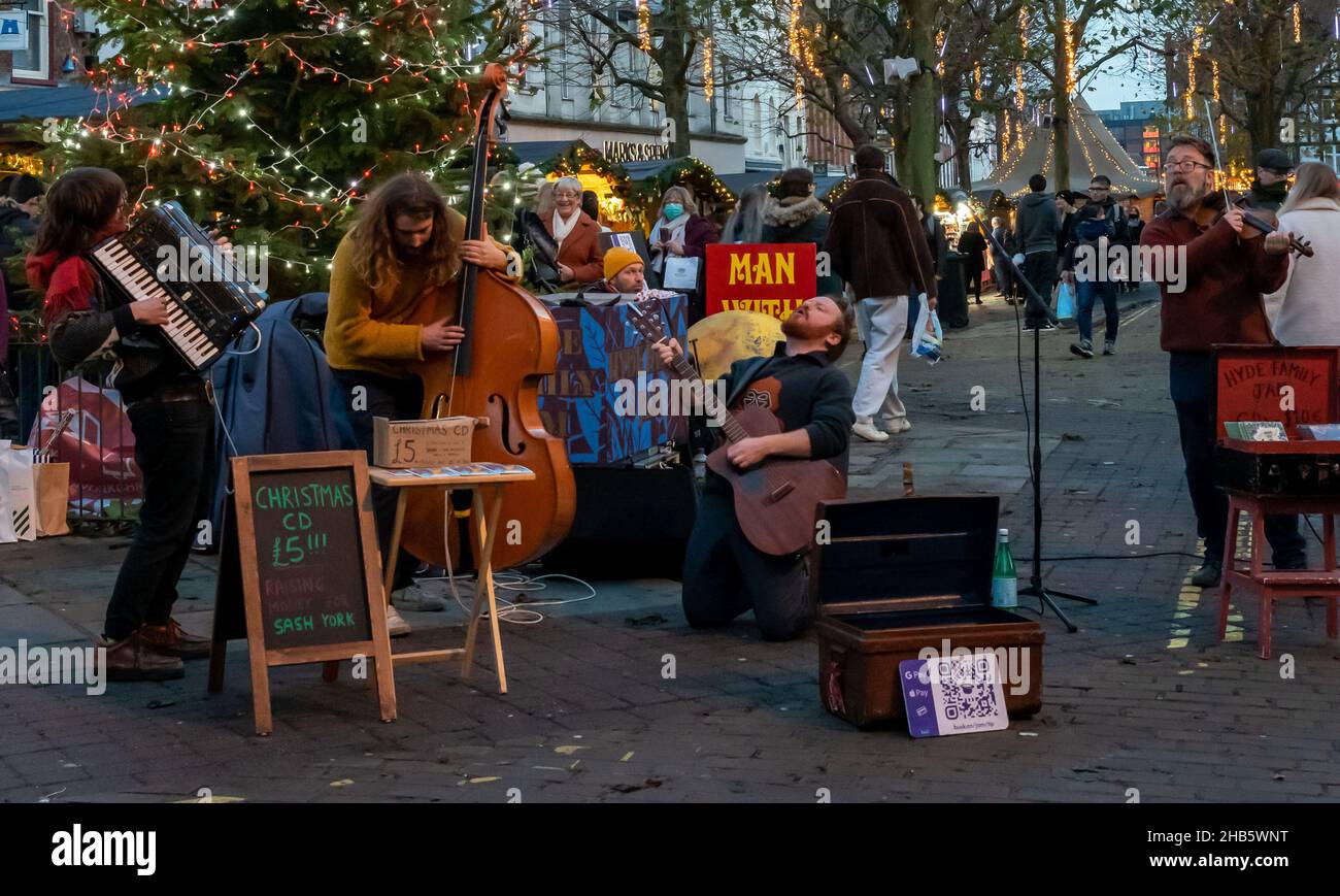 Family music band hi-res stock photography and images - Alamy