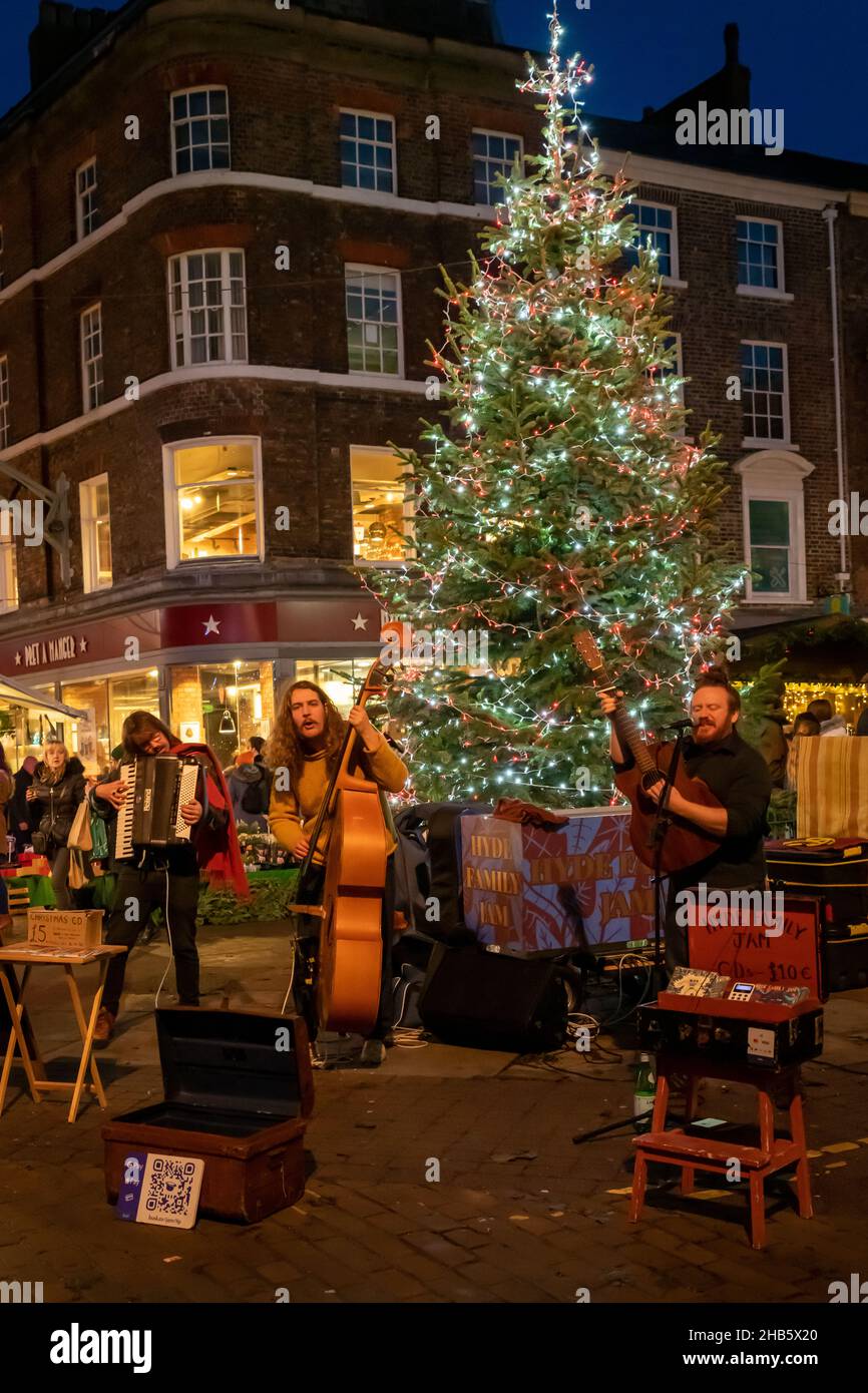 Festive york christmas market hi-res stock photography and images - Alamy