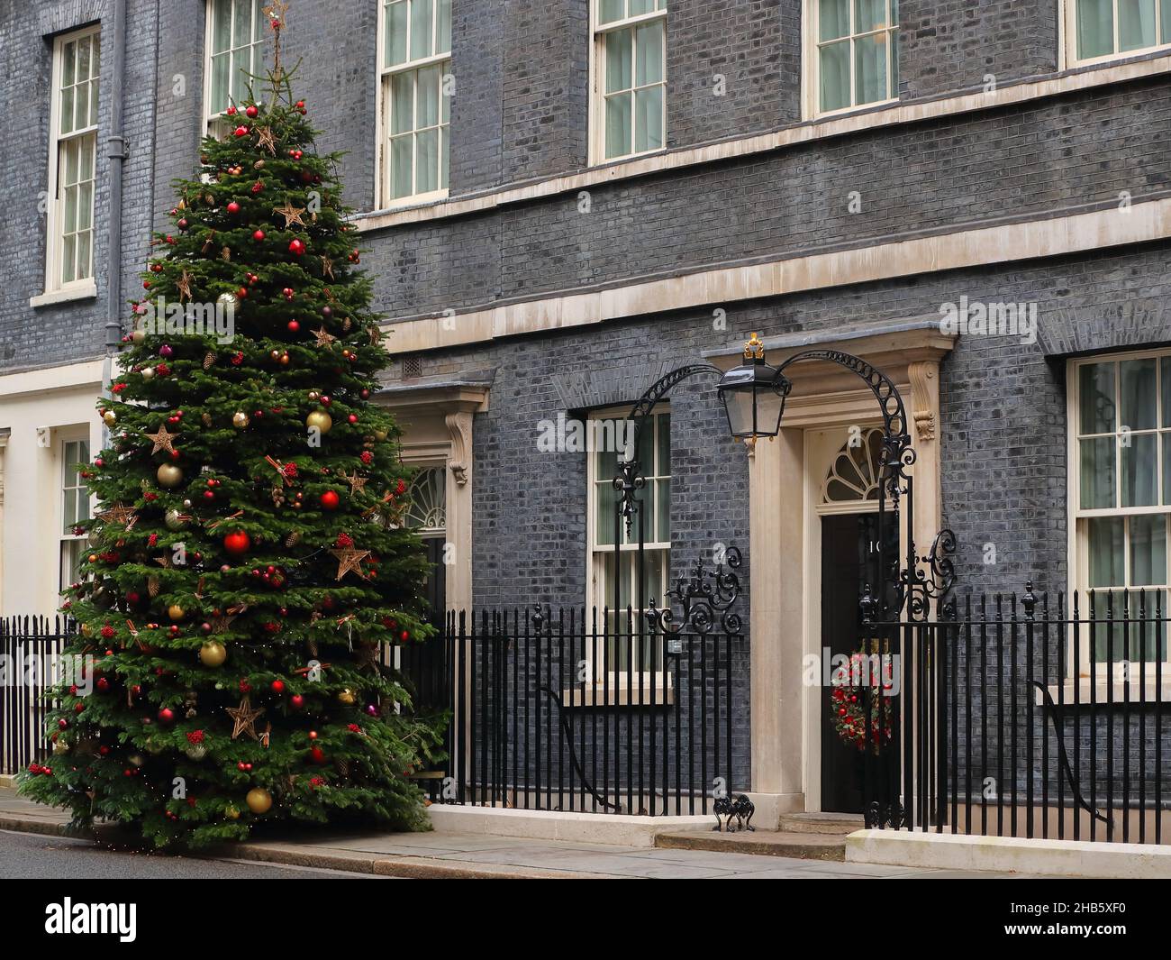 London, UK, 14th December 2021. No 10 Downing Street is decorated with ...