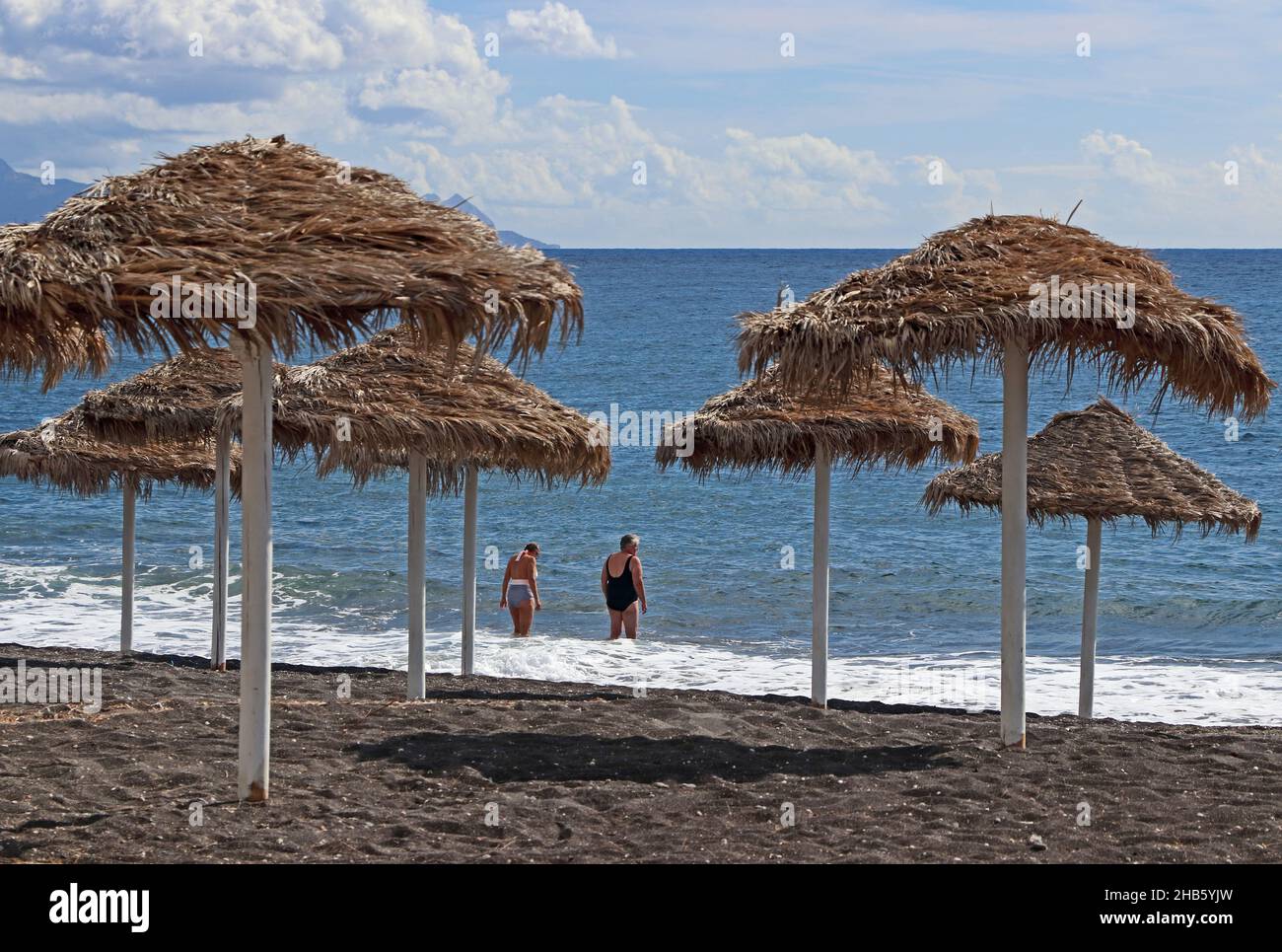 Black sand beach, Perissa, Santorini Stock Photo - Alamy