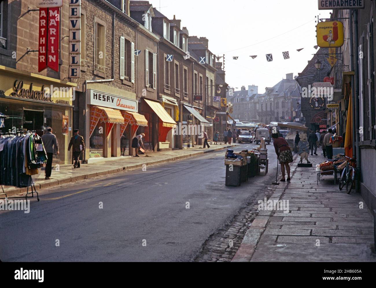 Line of shops hi-res stock photography and images - Alamy