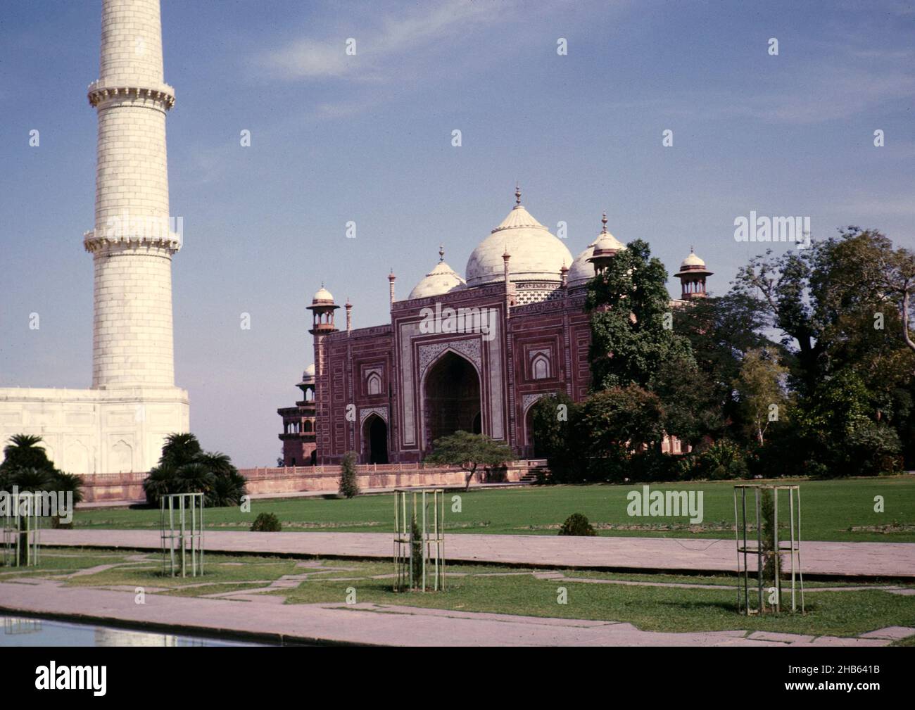 White tower and red sandstone mosque building at Taj Mahal site, Agra ...