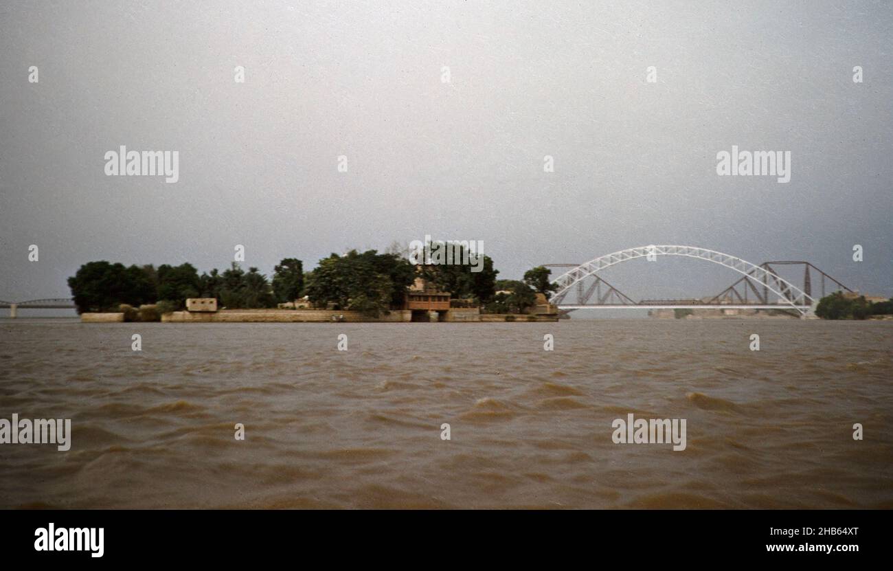 Lansdowne railway bridge crossing River Indus at Sukkur, Pakistan 1962 ...
