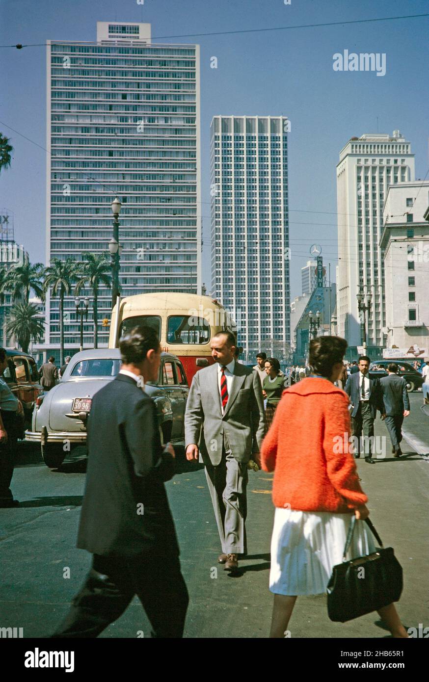 Busy streets with people end traffic in city centre of Sao Paulo ...