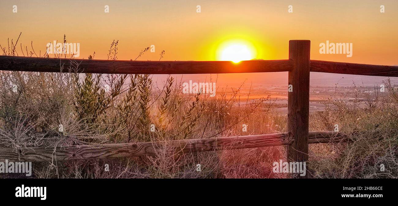 Sunrise wood fence hi-res stock photography and images - Alamy