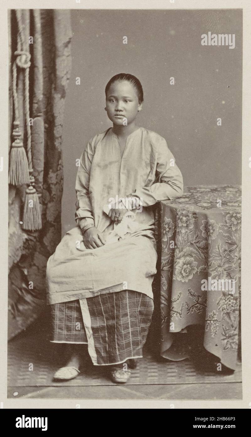Seated javanese girl hi-res stock photography and images - Alamy