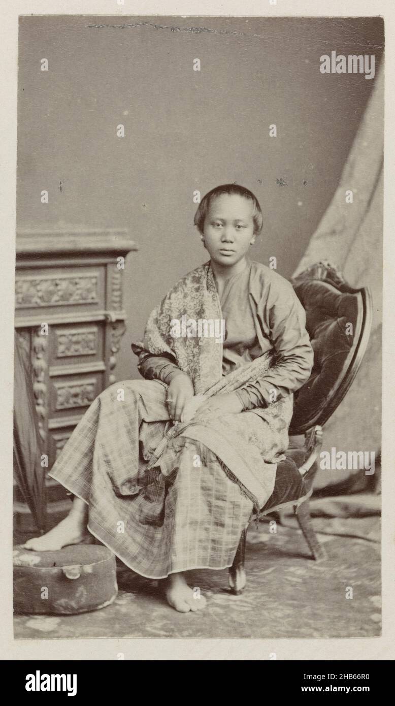Seated javanese woman hi-res stock photography and images - Alamy