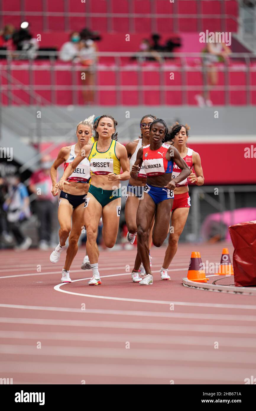 Girls competing in the 800 meters of the 2020 Tokyo Olympics Stock ...
