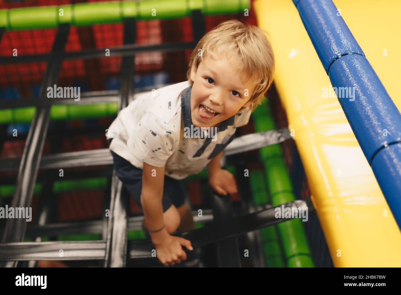 Kids playing in paddling pool hi-res stock photography and images - Alamy