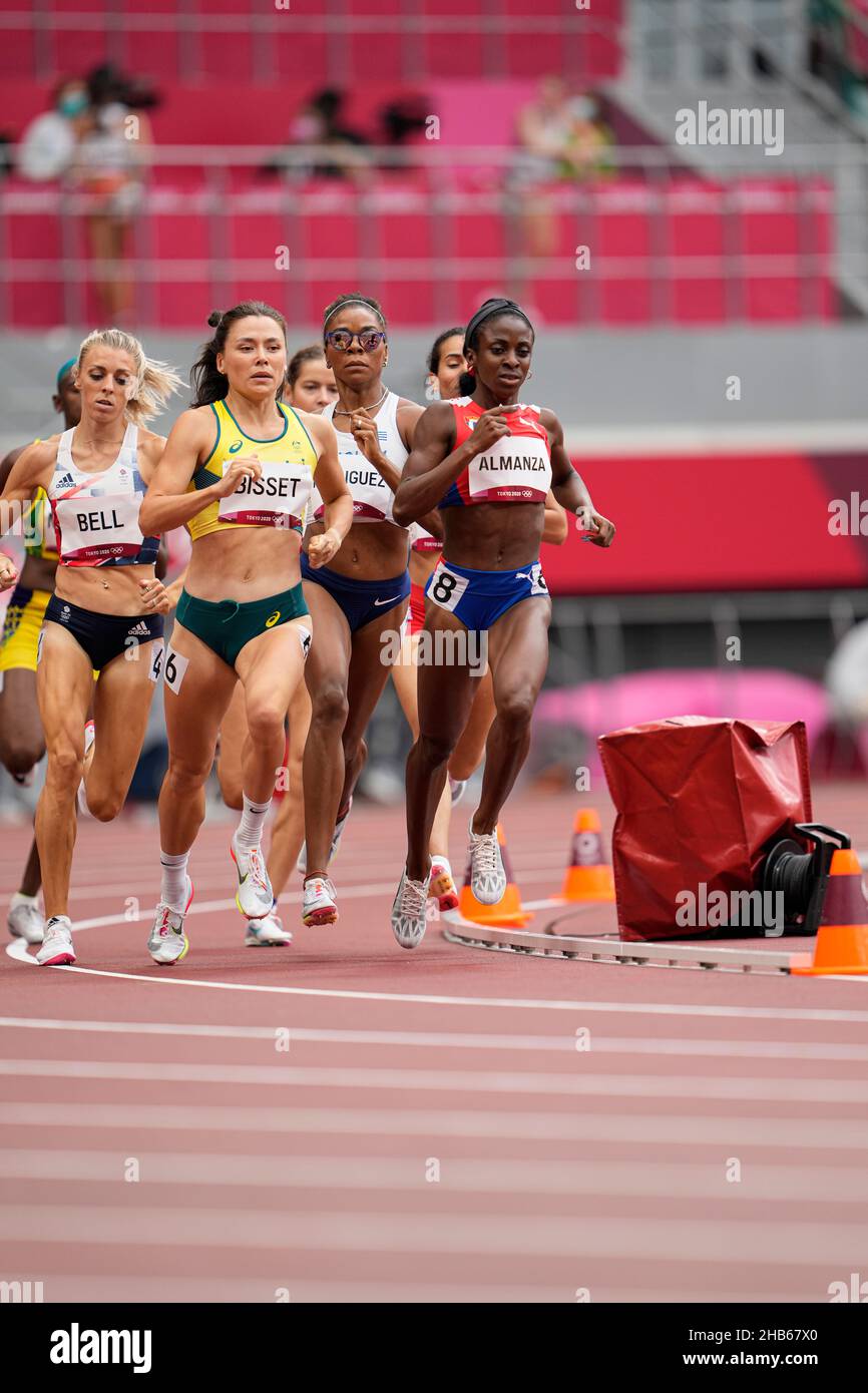 Girls competing in the 800 meters of the 2020 Tokyo Olympics Stock ...