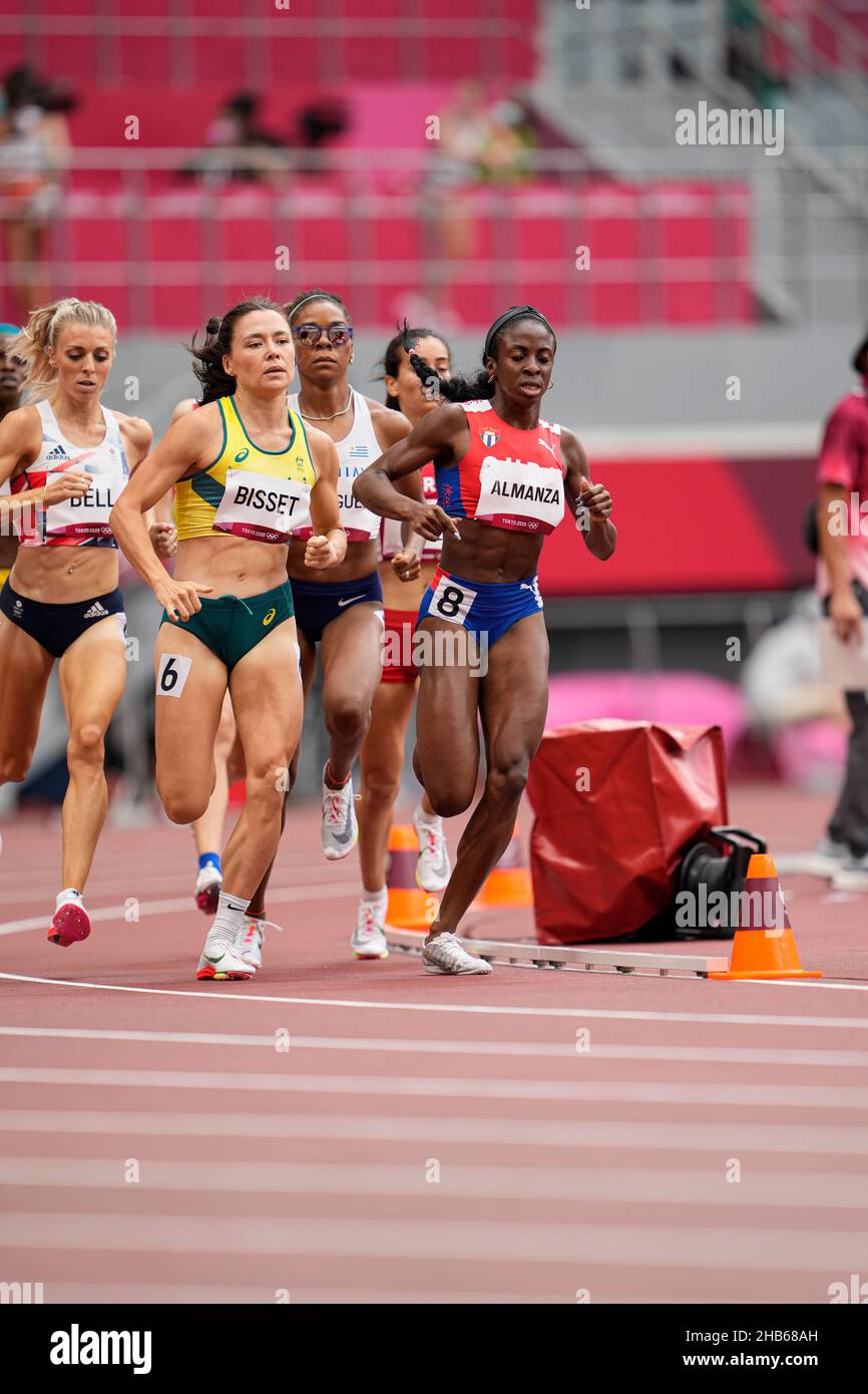 Girls competing in the 800 meters of the 2020 Tokyo Olympics Stock ...