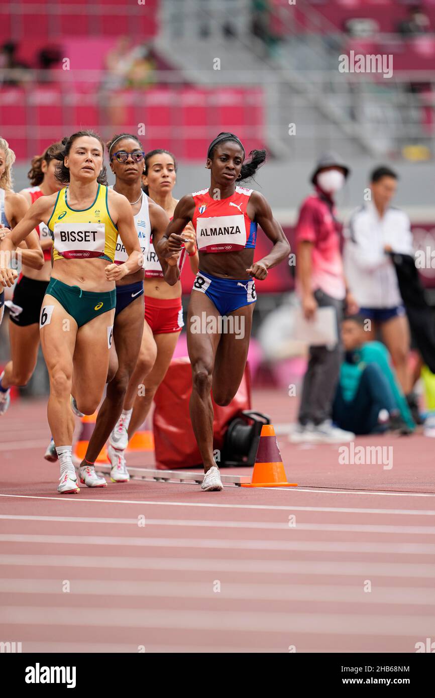 Girls competing in the 800 meters of the 2020 Tokyo Olympics Stock ...
