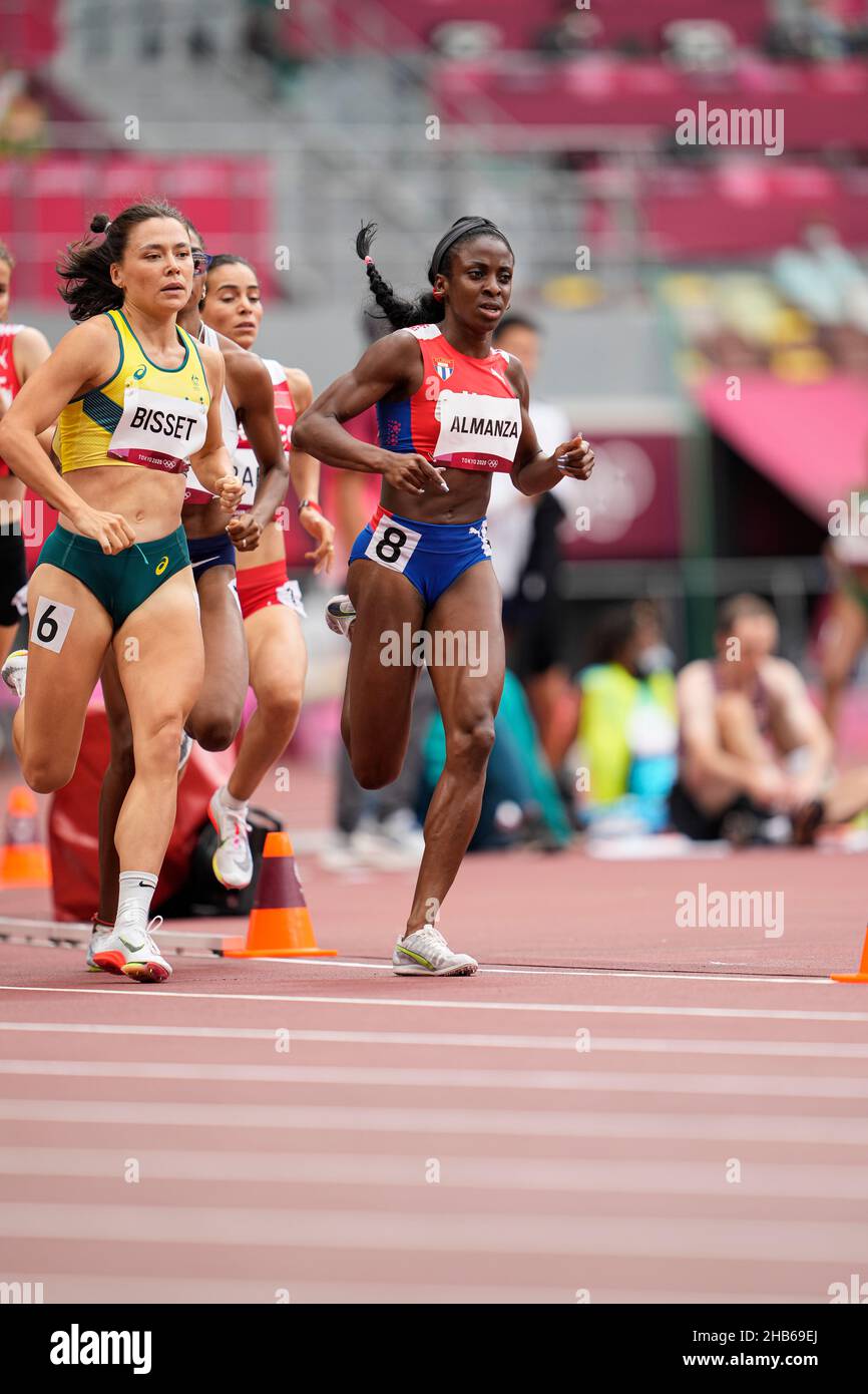 Girls competing in the 800 meters of the 2020 Tokyo Olympics Stock ...
