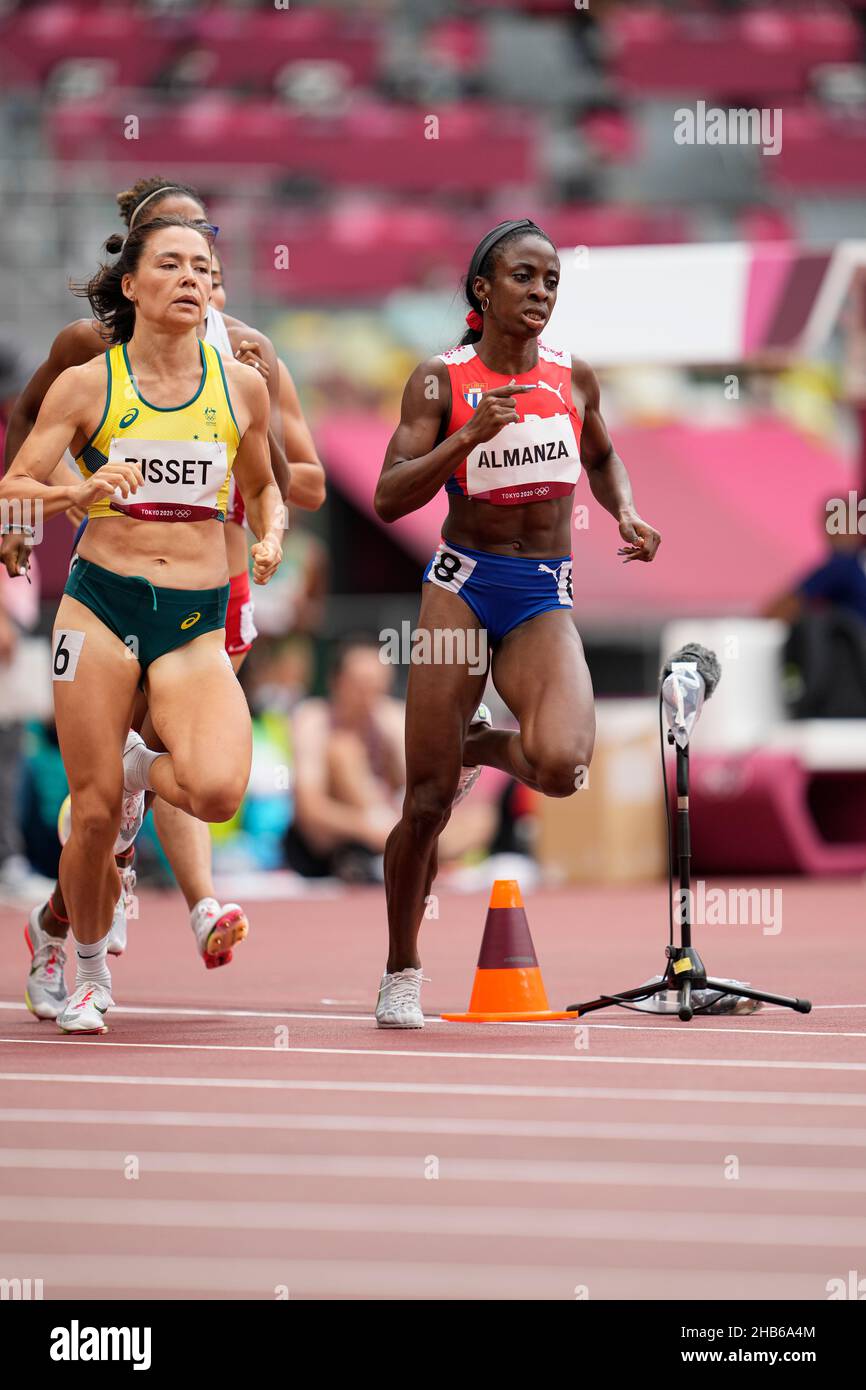 Girls competing in the 800 meters of the 2020 Tokyo Olympics Stock ...