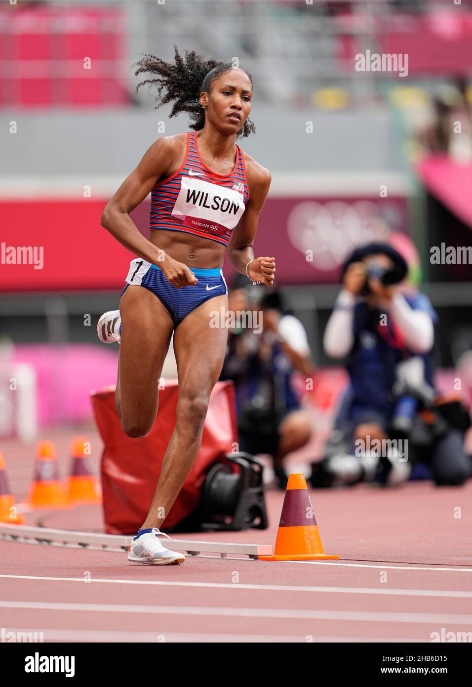 Ajee Wilson competing in the 800 meters of the 2020 Tokyo Olympics ...