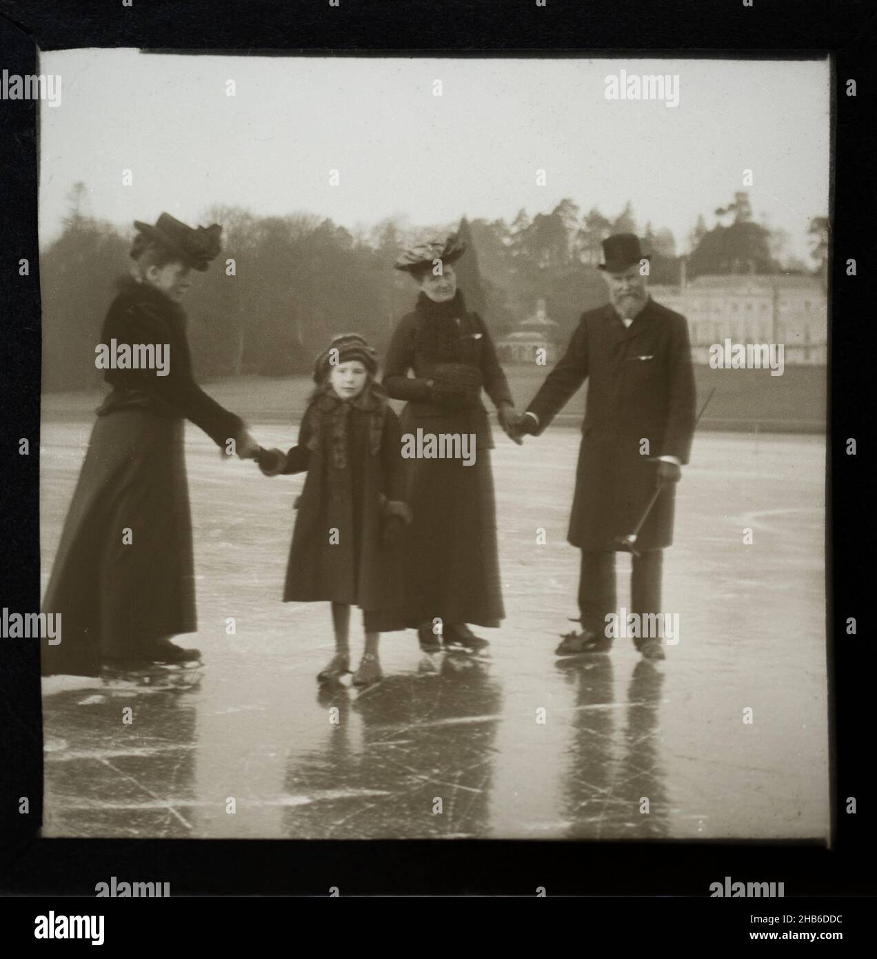 Middle class family uk hi-res stock photography and images - Alamy