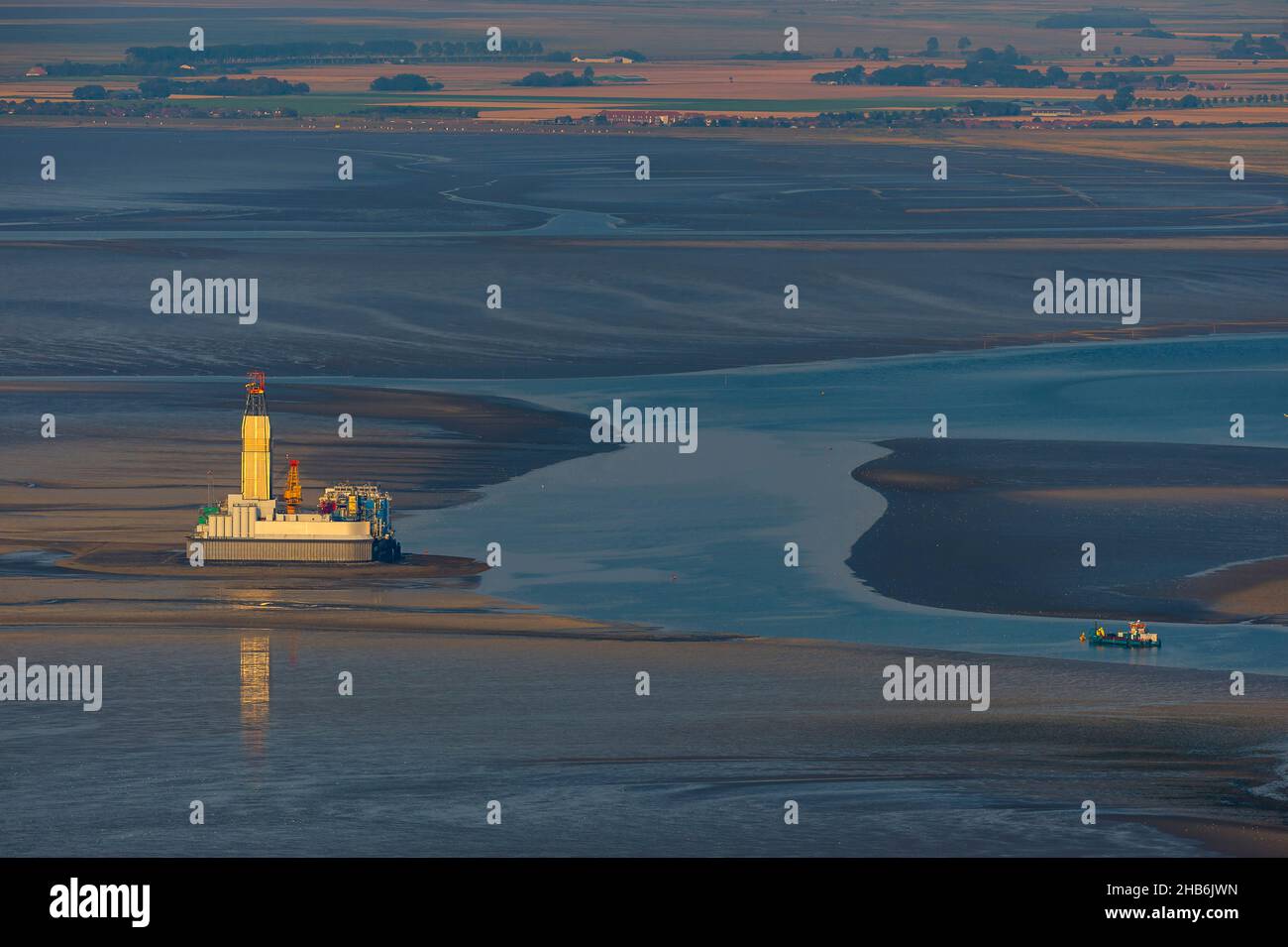 Drilling platform hi-res stock photography and images - Alamy