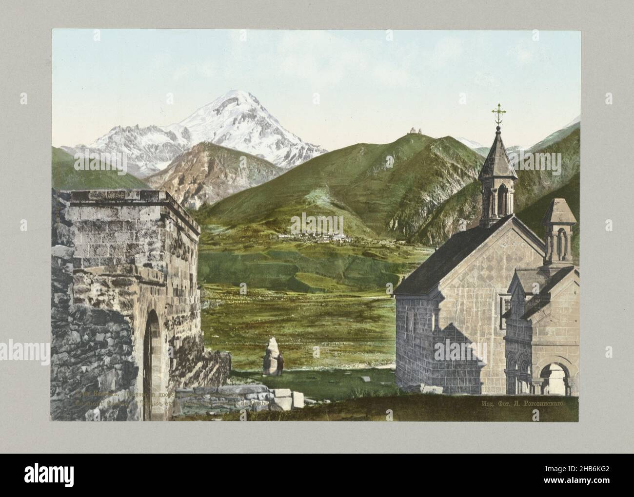 Church and a castle near Mount Kazbek, Le mont Casbec, l'Eglise et le ...