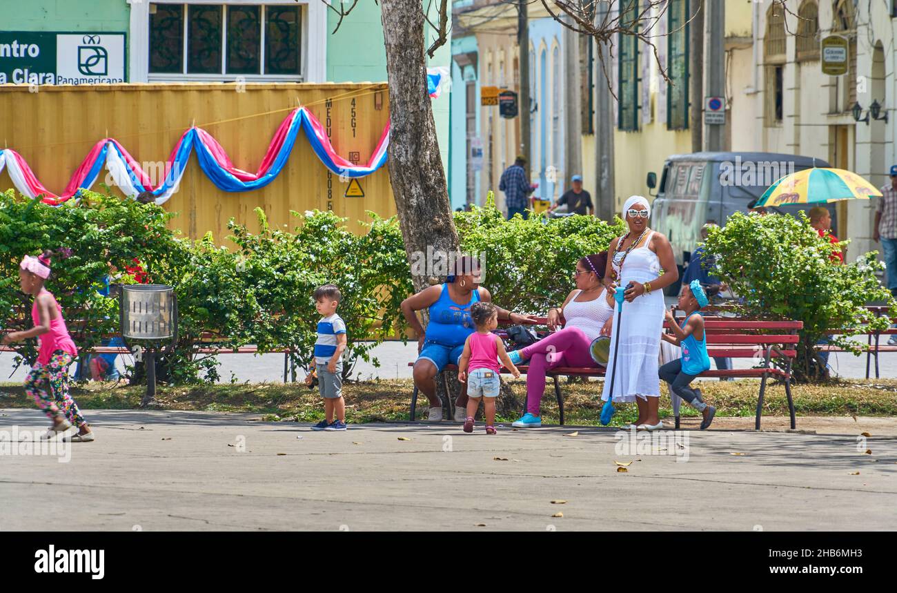 Children with mothers hi-res stock photography and images - Alamy