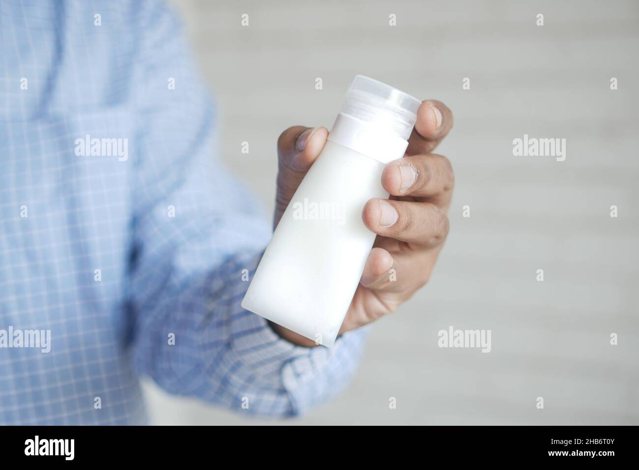 man applying beauty cream onto skin Stock Photo - Alamy