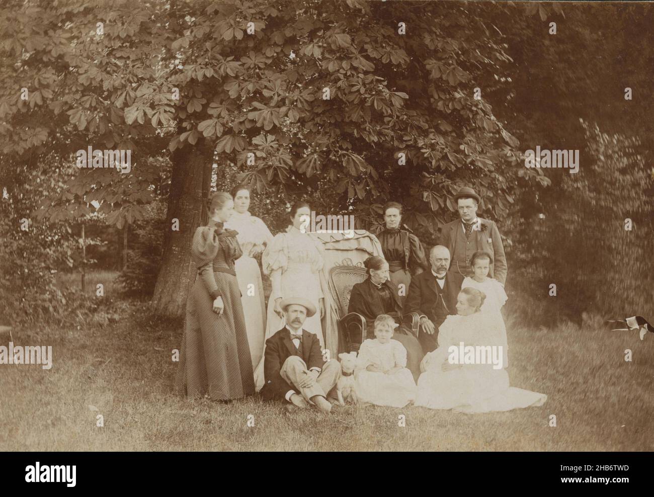 Group portrait of family Jonker and Jonker Nije, Cornelia Hendrika ...