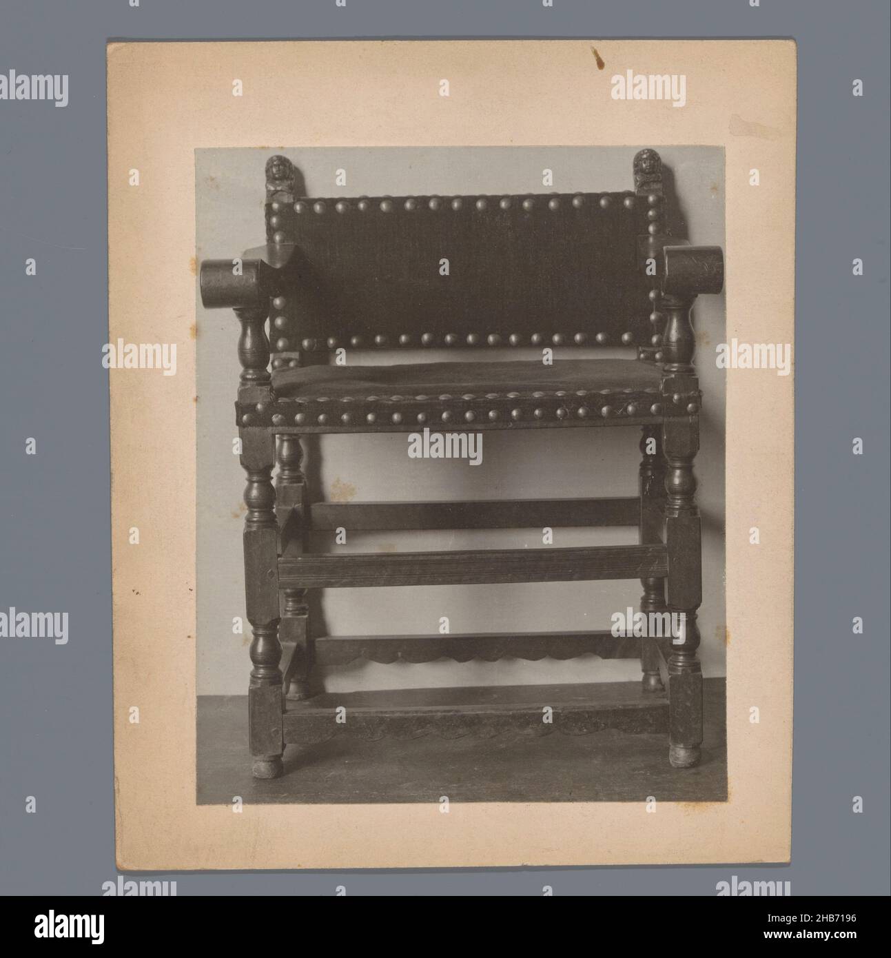 Crowned human heads hi-res stock photography and images - Alamy